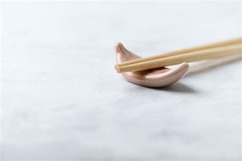나무 젓가락과 젓가락은 밝은 나무 배경에 휴식 닫습니다 공간을 복사합니다 젓가락 받침에 대한 스톡 사진 및 기타 이미지 젓가락 받침 0명 고풍스런 Istock