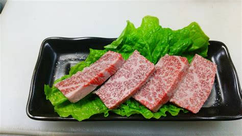 和食 飛石 今日はすっごく大っきな卵が生んでありました😊 割って見たら黄身が2つでした〜🎶🎶 昨日は生んでなかったから2日分かな⁇😲