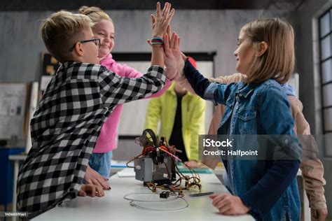 로봇 교실에서 전기 장난감과 로봇으로 프로젝트를 진행하는 교사 그들을 돕는 교사 로봇에 대한 스톡 사진 및 기타 이미지 로봇 성공 아이 Istock