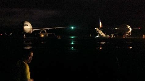 United 777 Diverts To Remote Pacific Island After Burning Smell