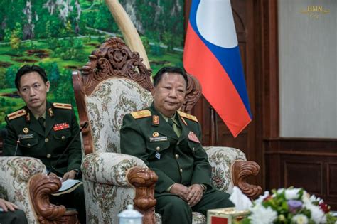 ឧត្តមសេនីយ៍ឯក ហ៊ុន ម៉ាណែត ជួបពិភាក្សាការងារជាមួយរដ្ឋមន្ត្រីក្រសួងការពារប្រទេសឡាវ