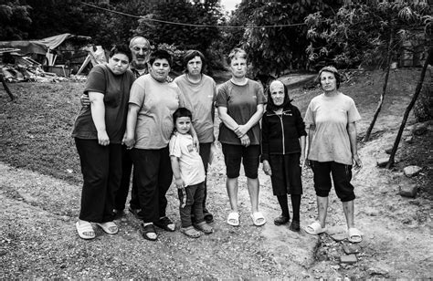 „Ја децо моја спавам на овој гајбици поред шпорета У једном кревету ми је син он се скоро