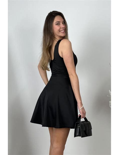 Vestido Corto Con Vuelo Negro
