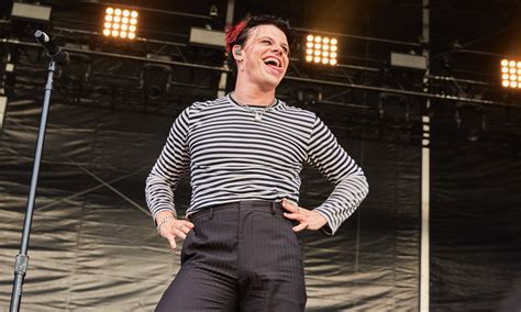 Yungblud Delivers Set For Nfl London Games Halftime Performance