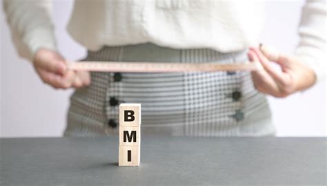 배경에 테이프로 허리 엉덩이를 측정하는 여성과 나무 큐브에 Bmi 단어 신체 용적 지수에 대한 스톡 사진 및 기타 이미지