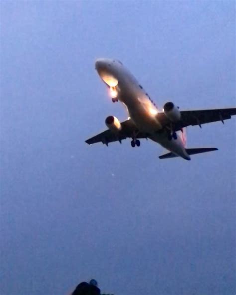 Fuemi 伊丹空港。千里川河川敷。数年ぶりに来ました 飛行機の迫力半端ないです💦 かっこいいー！！ 飛行機のお腹をこーんな間近で見る