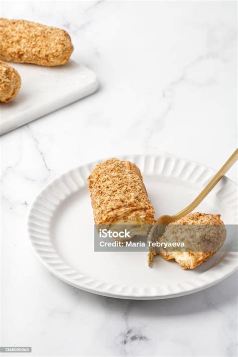 대리석 배경에 흰색 접시에 포크크림과 디저트 바닐라 에클레어를 잘라 0명에 대한 스톡 사진 및 기타 이미지 0명 개체 그룹 달콤한 음식 Istock