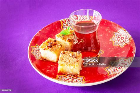 차 그리고 Piecies Basbousa 또는 Namoora견과류 코코넛 오렌지 꽃의 물과 전통적인 아랍 달콤한 밀기 울 케이크