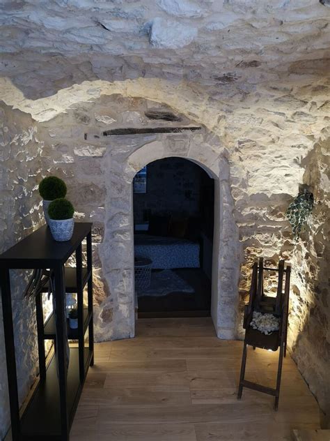 Transformation dune cave en appartement atypique destiné à la location saisonnière LMAID