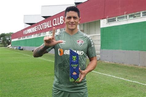 Vídeo Germán Cano recebe o prêmio de craque do mês de julho do