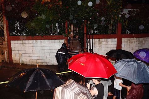 personas abandonan sus viviendas luego de deslizamiento de barro y agua La Nación