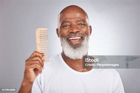 미소 빗과 체모 아름다움과 몸단장을 한 고위 흑인 남자 스튜디오 배경에 대한 위생 및 미용 관리 헤어 케어 모형 초상화와 얼굴