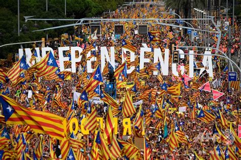 カタルーニャ自治州の独立求め100万人がデモ、スペイン・バルセロナ 写真15枚 国際ニュース：afpbb News
