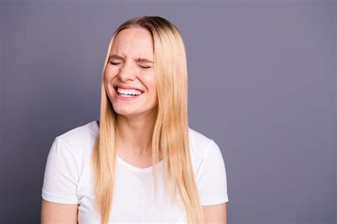 좋은 예쁜 귀여운 레이디 밀레 니 얼 즈의 초상화 휴가 휴일 여름 기분이 기쁜 기쁜 즐거운 긴 머리 고립 된 착용 동향 유행