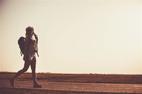 시골 길에서 하이킹을 하는 동안 여름 햇살을 즐기는 젊은 여성 20 29세에 대한 스톡 사진 및 기타 이미지 20 29세 걷기 경관 Istock