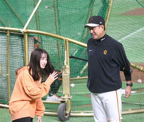 ＜巨・中＞試合前にあいさつをかわす橋本環奈（左）と原監督（撮影・西川祐介） ― スポニチ Sponichi Annex 野球
