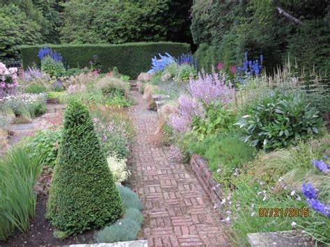 무료 이미지 꽃들 정원 관목 식물원 마당 Groundcover 보도 조경 잔디 가족 식물학 서브 덤불