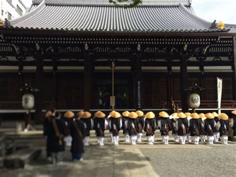 現代の「正月事始め」は、さしずめ年末大掃除と年末の買い出しのこと。 ブログ｜菊正宗ネットショップ