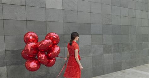 빨간 풍선을 잔뜩 들고 있는 빨간 드레스를 입은 여자 사진 Unsplash의 풍선 소녀 이미지