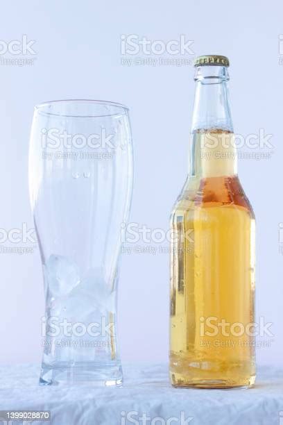 얼음이있는 빈 맥주 잔이 맥주 한 병 옆에있는 흰색 배경에 서 있습니다 10월에 대한 스톡 사진 및 기타 이미지 10월