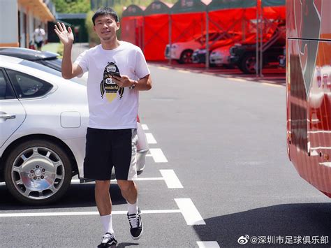 深足球员郜林为球队定制的t恤衫到货了，队友们都穿上了