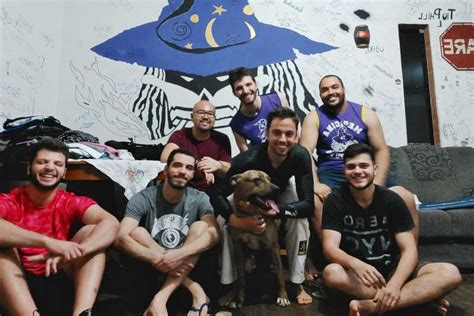 Cachorro vítima de maus tratos é adotado por estudantes e se torna mascote de república Vai