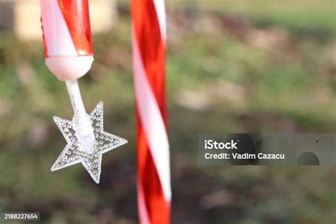 이 축제 장식은 지팡이 사탕과 별 장식이 특징으로있어 휴가의 즐거움에 적합합니다 가벼운에 대한 스톡 사진 및 기타 이미지 가벼운 겨울 계절 Istock