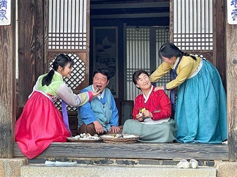 민속촌 전시가옥 주인댁 상주하며 추석 먹거리 나눔 체험 인천시니어뉴스