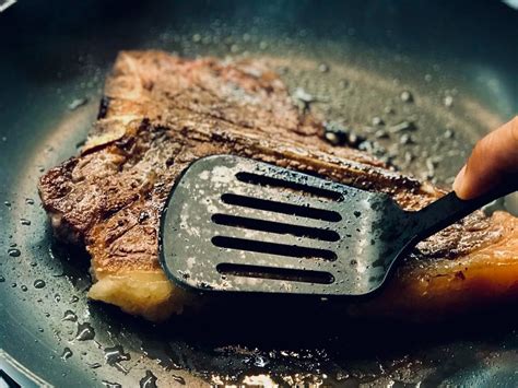 Чому сковорідка починає диміти під час смаження їжі