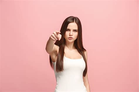 위 압 적 비즈니스 여자 알려줄 고 당신은 분홍색 배경에 절반 길이 근접 촬영 초상화 가리키기에 대한 스톡 사진 및 기타 이미지 가리키기 개념 경영자 Istock