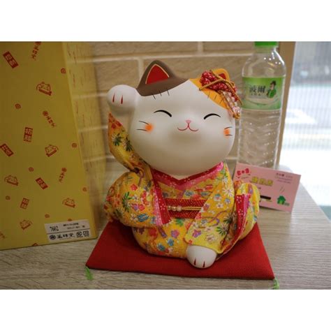 婕的店日本精品~日本帶回~藥師窯~和風錦彩開運招財貓右手抬起，特大黃色和服 蝦皮購物