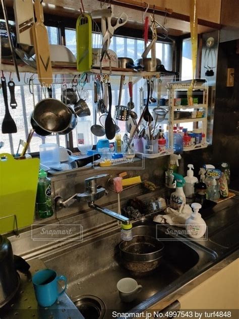 便利屋に片付けの代行を依頼したい雑然とした台所の写真・画像素材 4997543 Snapmart（スナップマート）