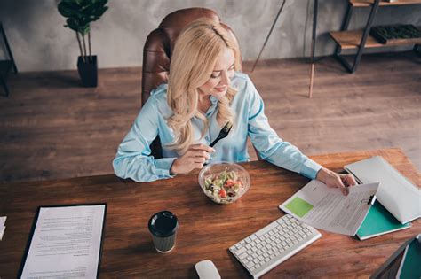 높은 각도 전망 성공적인 회사원 아가씨 먹다 샐러드 읽다 문서 입고 있다 셔츠 현대 로프트 내부 사무실 실내 40 44세에 대한 스톡 사진 및 기타 이미지 Istock