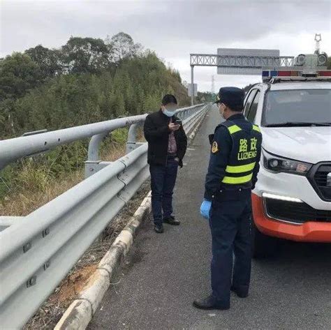 五华高速上两口子吵架，妻子一怒之下将丈夫赶下车驾车离去电话返程前往