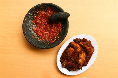갈랑갈 프라이드 치킨 또는 갈랑갈 프라이드 치킨 또는 칠리 소스 또는 삼발 코벡을 곁들인 세룬뎅 치킨 인도네시아 요리 컨셉 0