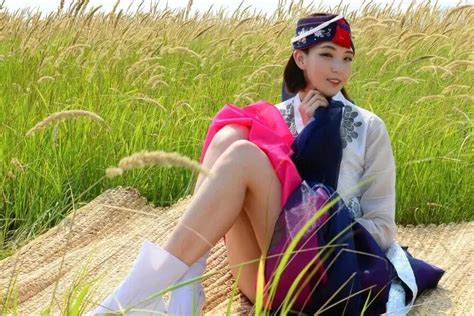Sing Lin Naked In The Field JL Korean Girl Undresses Porn Pic