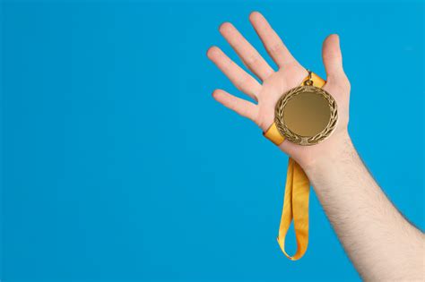 푸른 배경에 은메달을 들고 남자 클로즈업 설계를 위한 공간 Championship에 대한 스톡 사진 및 기타 이미지
