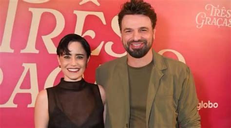 Fernanda Vasconcellos Exibe Filho Com Linda árvore De Natal