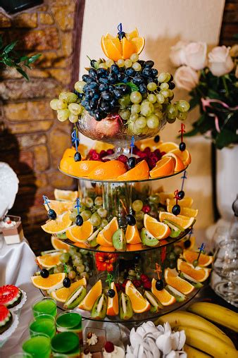 신선한 이국적인 유기농 과일 뷔페 테이블의 접시에 가벼운 간식 다양한 미니 진미와 스낵 레스토랑 음식 이벤트 파티 를 위한 맛있는 테이블을 장식 했습니다 0명에 대한 스톡