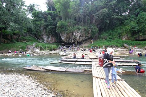 OBJEK WISATA ALAM DI KALSEL PADAT PENGUNJUNG ANTARA Foto