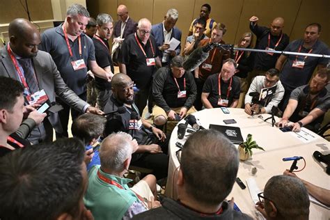 Nfl Owners Unanimously Approve A Rule That Bans The Hip Drop Tackle