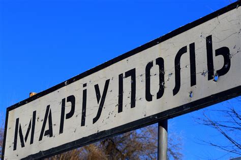 "На тлі руїн та поховань": окупанти привезли в Маріуполь автотелевізори ...