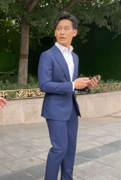 趙雅芝小兒子現身街頭，顏值高獲美女圍觀合影，還邀請網紅回家玩 每日頭條