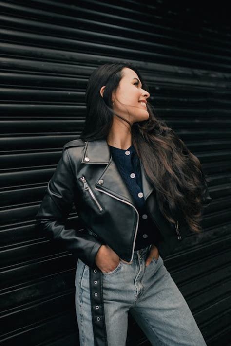 Модная женщина в кожаной куртке на открытом воздухе · Бесплатные стоковые фото