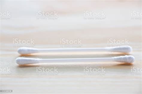 나무 테이블 질감 배경에서 두 개의 흰색 플라스틱 면봉 클로즈업으로 매크로 샷 선택적 초점 청소 몸 의료 개념 가정 생활에 대한
