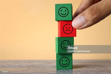 행복한 얼굴 아이콘 위에 슬픈 얼굴 아이콘을 손으로 선택합니다 등급매기기에 대한 스톡 사진 및 기타 이미지 등급매기기
