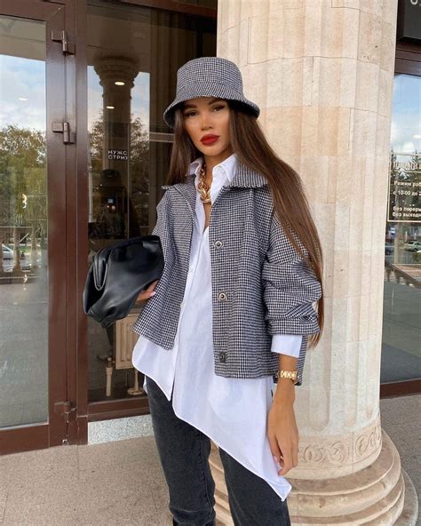 გზაზე ერთი კაცი მიდიოდა ჩვენ ავირჩიეთ ერთხელ ბარაბა და იმის მერე ვაწყდებით ნაღმებს სიჩუმე