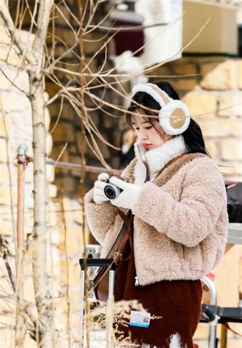 虞书欣学院穿搭甜美俏丽 穿毛绒外套秒变韩系学妹 搜狐大视野 搜狐新闻