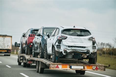 시골길에 고장난 차가 있는 견인 트럭 고속도로에서 차를 운반하는 견인 트럭 자동차 서비스 운송 개념 프리미엄 사진