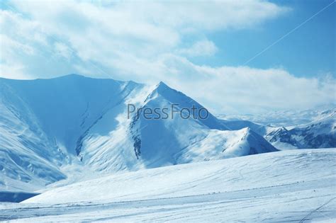 Фотография на тему Заснеженные вершины и облачное небо Pressfoto